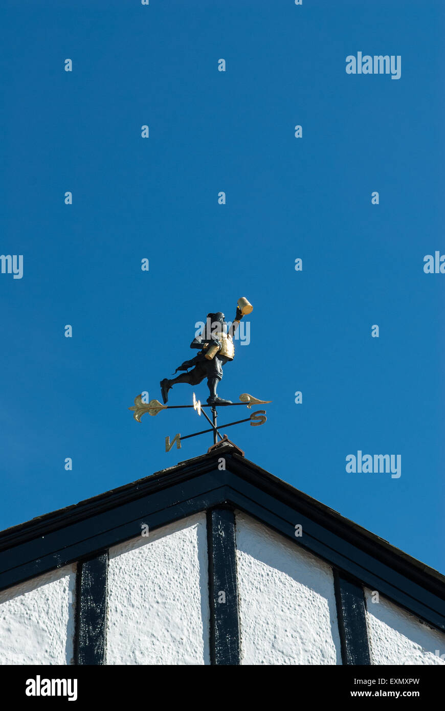 Three Bridges, Devon, England. Weather vane frog with tankard Stock ...