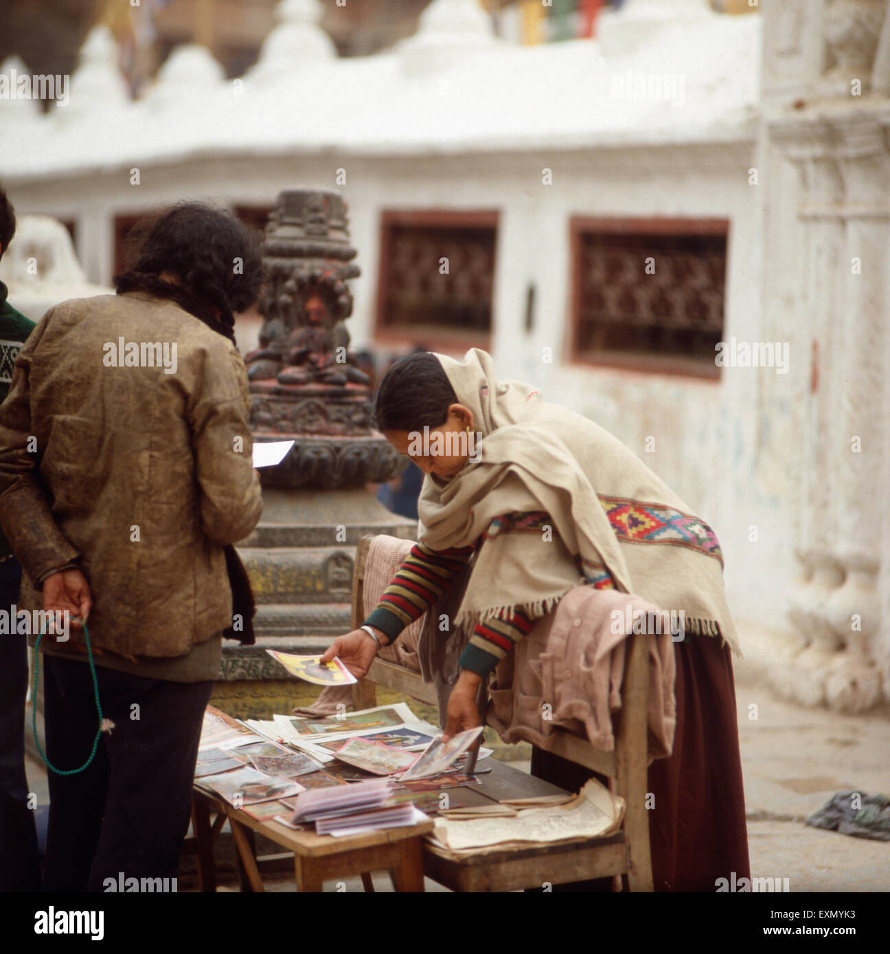 Ein Souvenirstand in Boudhanath im Kathmandu-Tal, Nepal 1970er Jahre. A ...