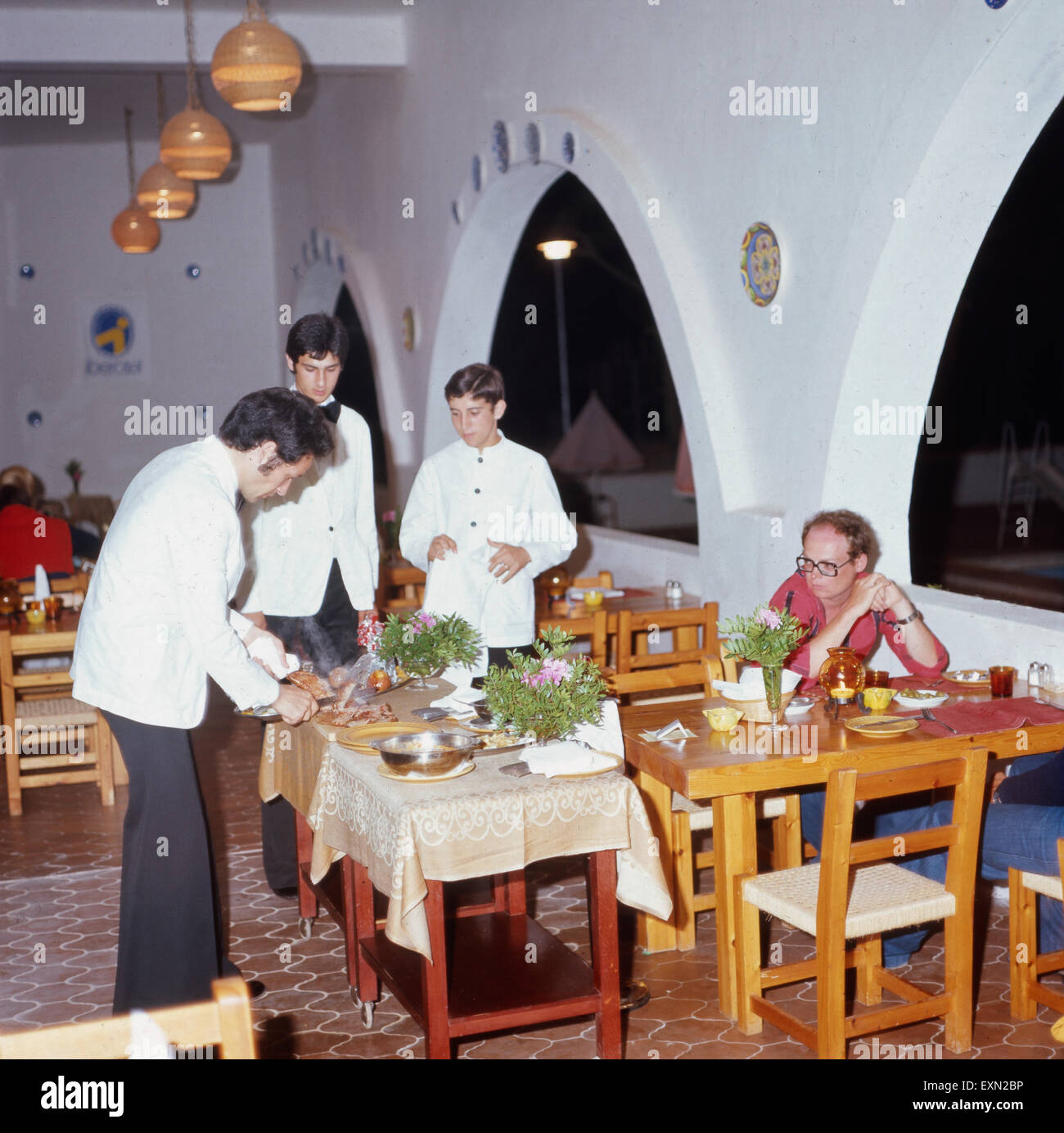 Ein Restaurantbesuch in Ibiza-Stadt, Ibiza 1976. Visiting a restaurant ...