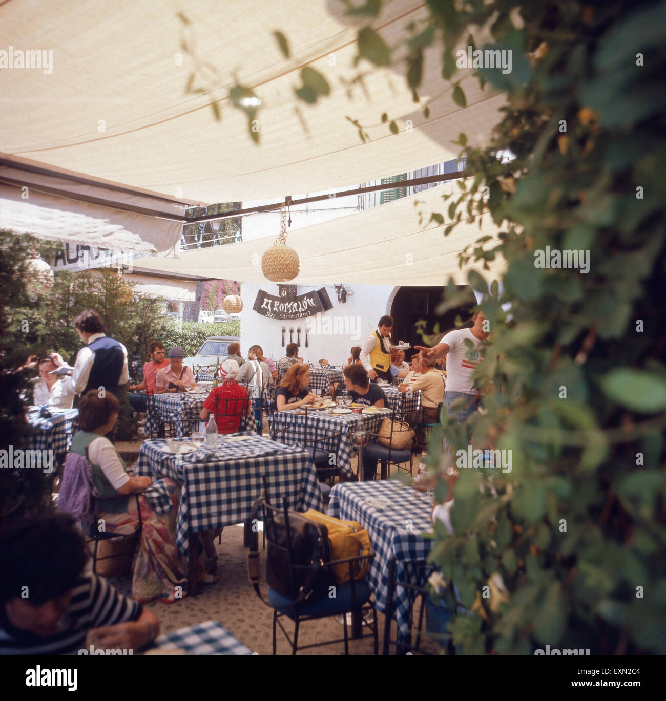 Ein Restaurantbesuch in Ibiza-Stadt, Ibiza 1976. Visiting a restaurant ...