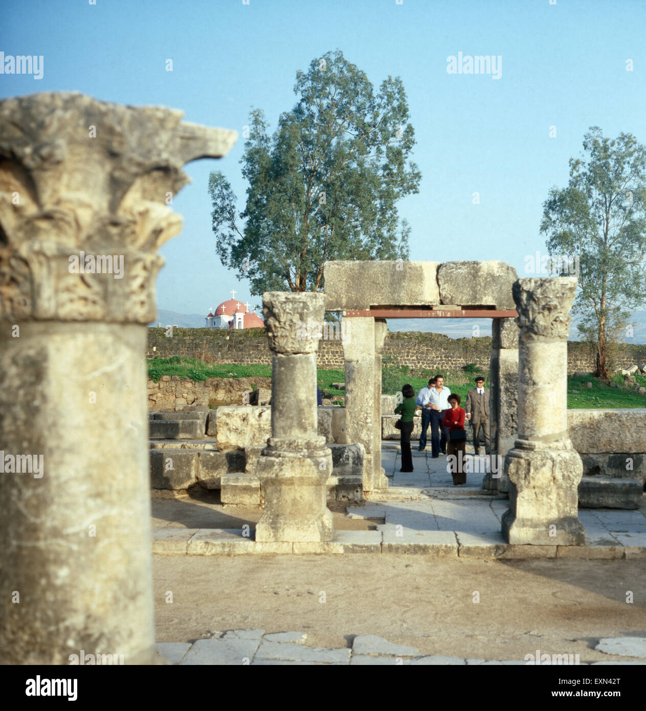 Besichtigung der Synagoge in Kafarnaum am See Genezareth, Israel 1970er ...