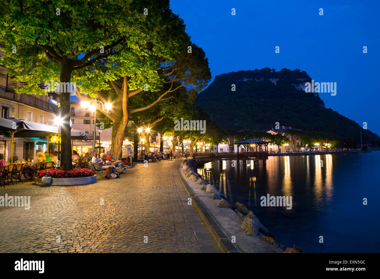 Italy, Veneto, Garda, Lake Garda, lakeside promenade in the evening ...