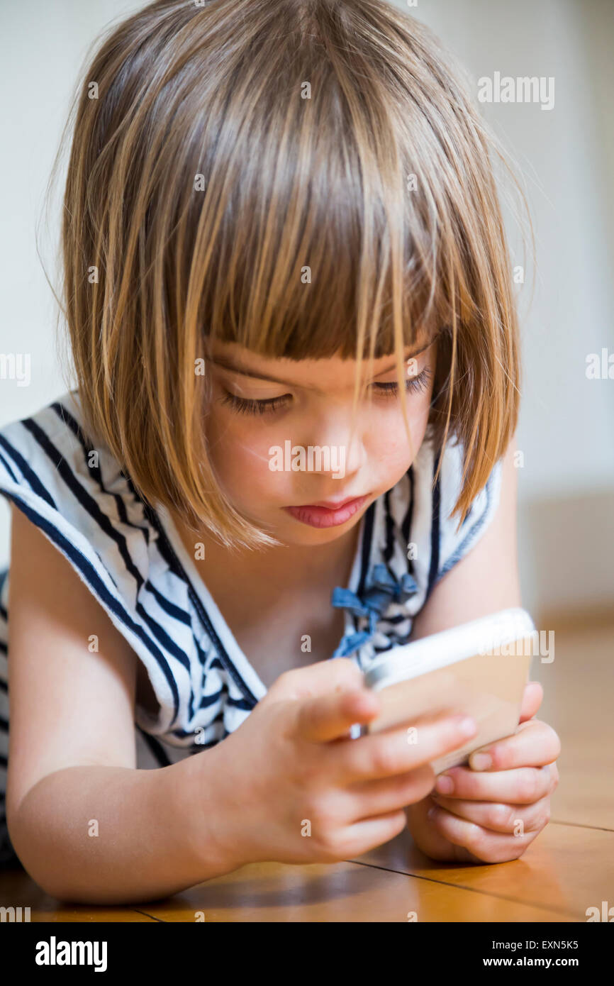 Little girl with smartphone Stock Photo - Alamy