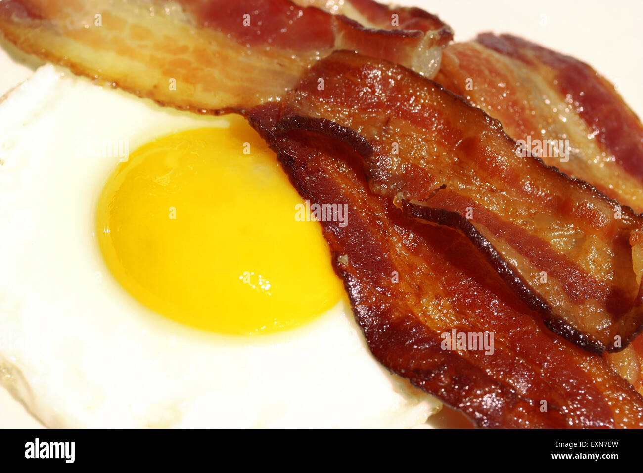 Fried egg with bacon breakfast Stock Photo - Alamy