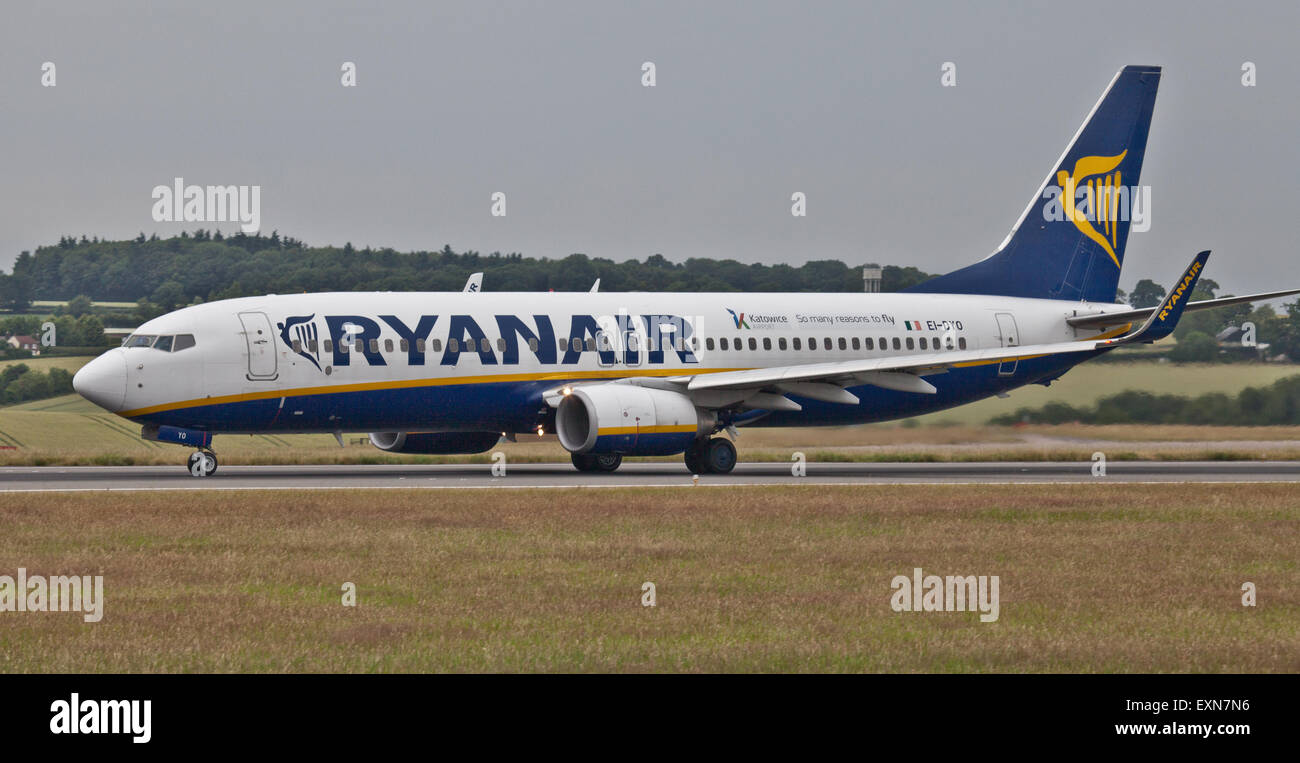 Ryanair 737 taking off from luton airport hi-res stock photography and ...