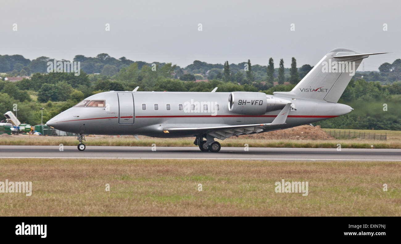 Vistajet Bombardier Challenger 605 9H-VFD departing London-Luton ...