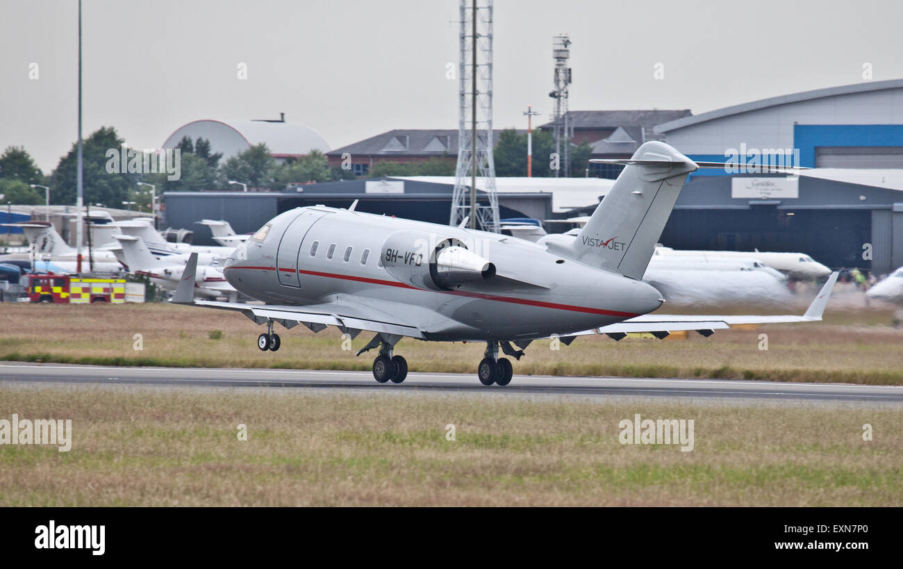Vistajet Bombardier Challenger 605 9H-VFD departing London-Luton ...