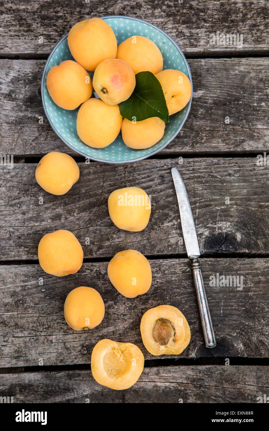 Whole and sliced apricots Stock Photo - Alamy