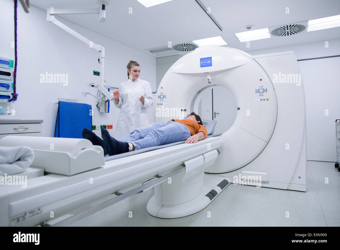 Mri scanner hi-res stock photography and images - Alamy