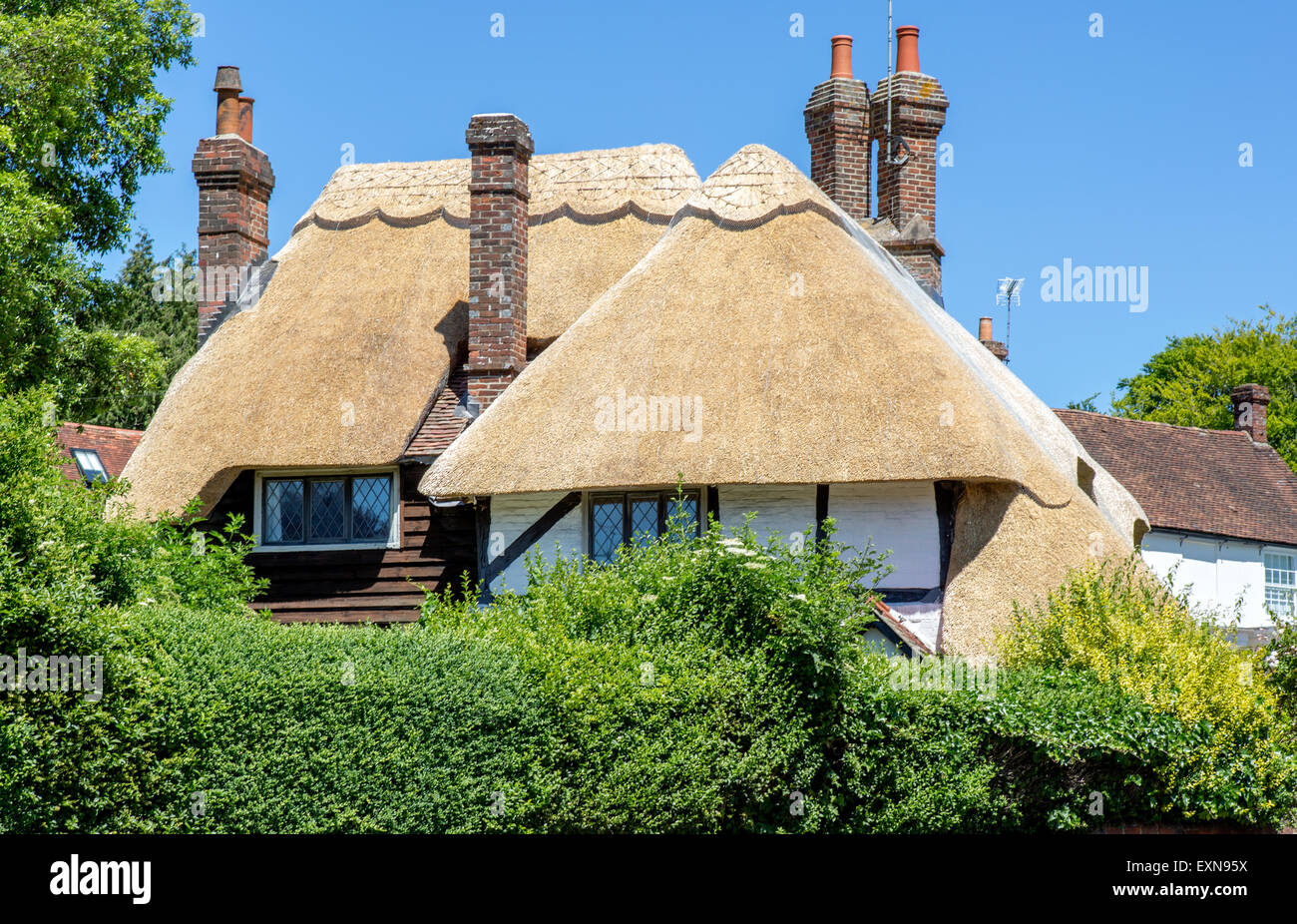 Classic english traditional country cottage hi-res stock photography ...
