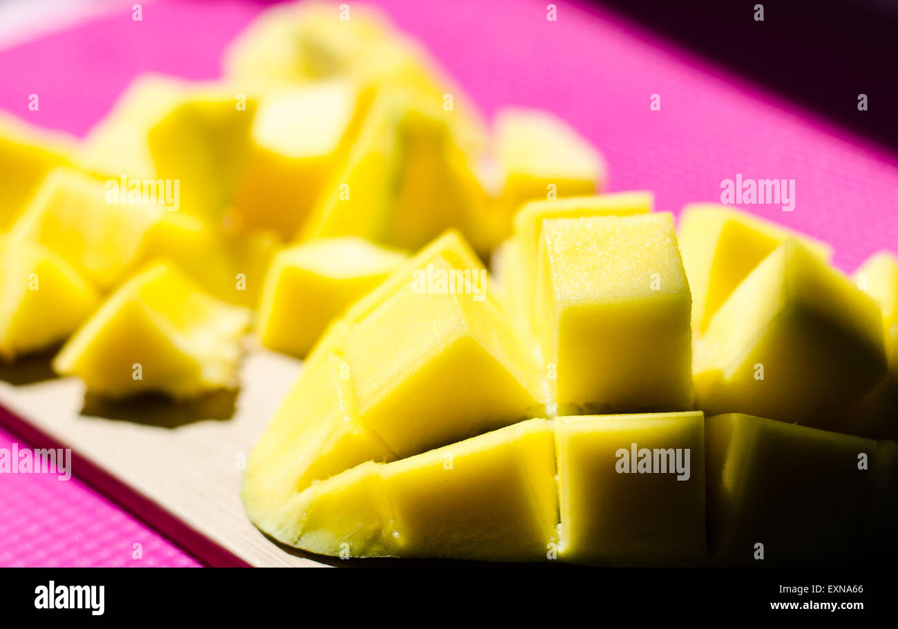 Cutted mango on a pink board Stock Photo - Alamy
