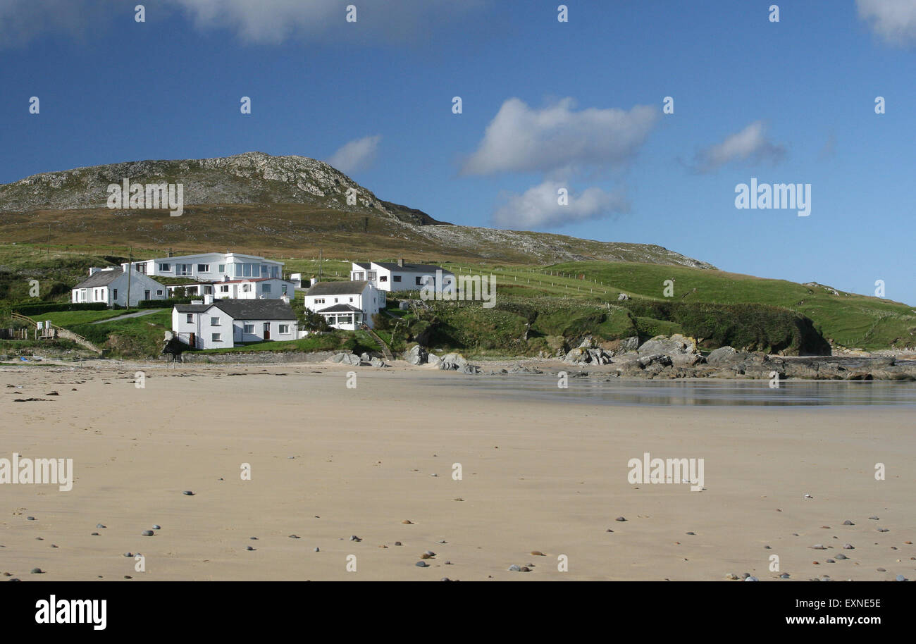White cottages on beach donegal hi-res stock photography and images - Alamy