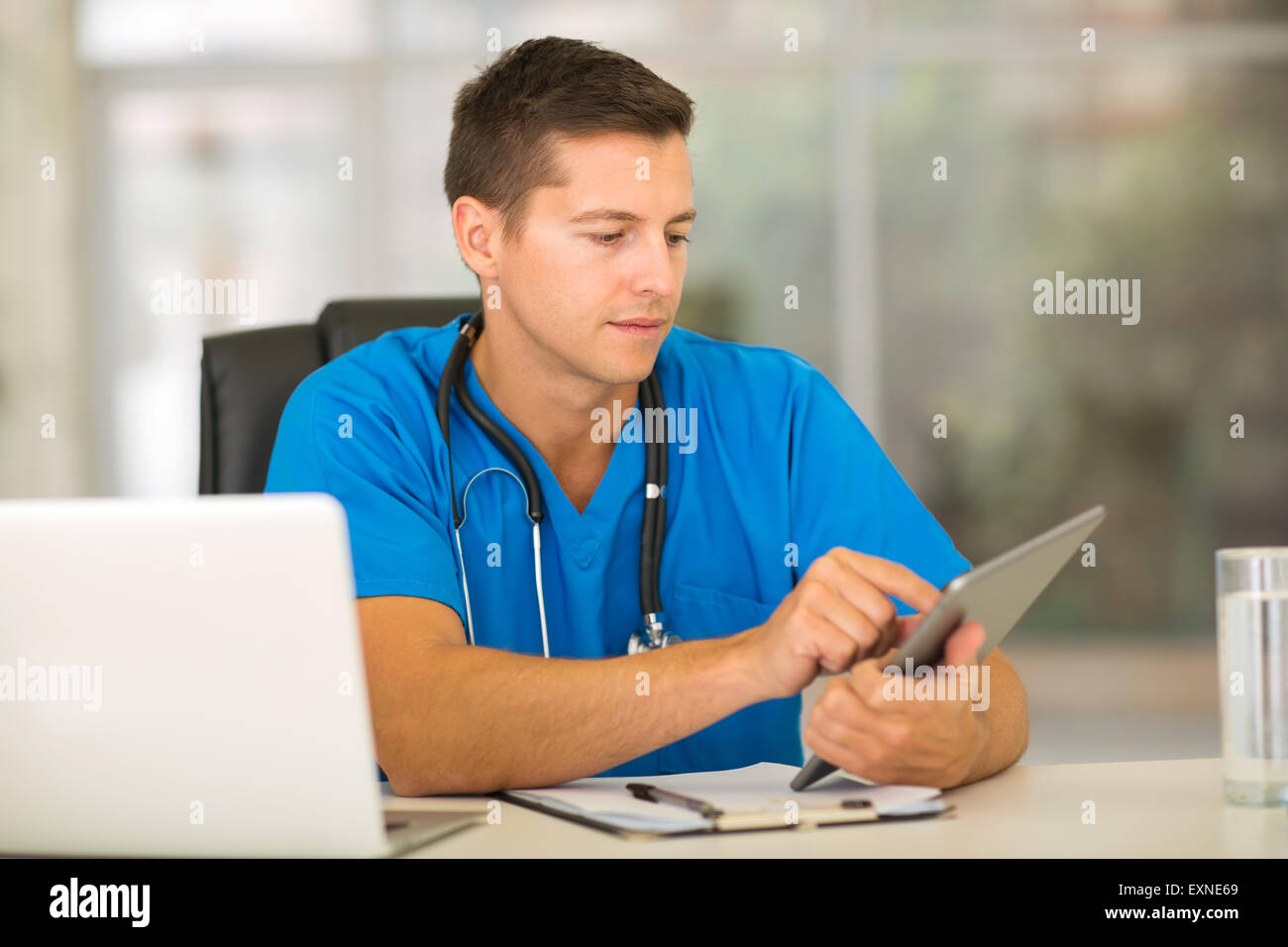 Office intern male hi-res stock photography and images - Alamy