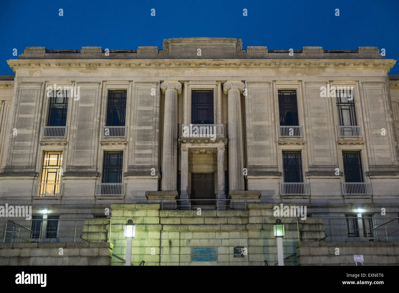 Student in library night hi-res stock photography and images - Alamy