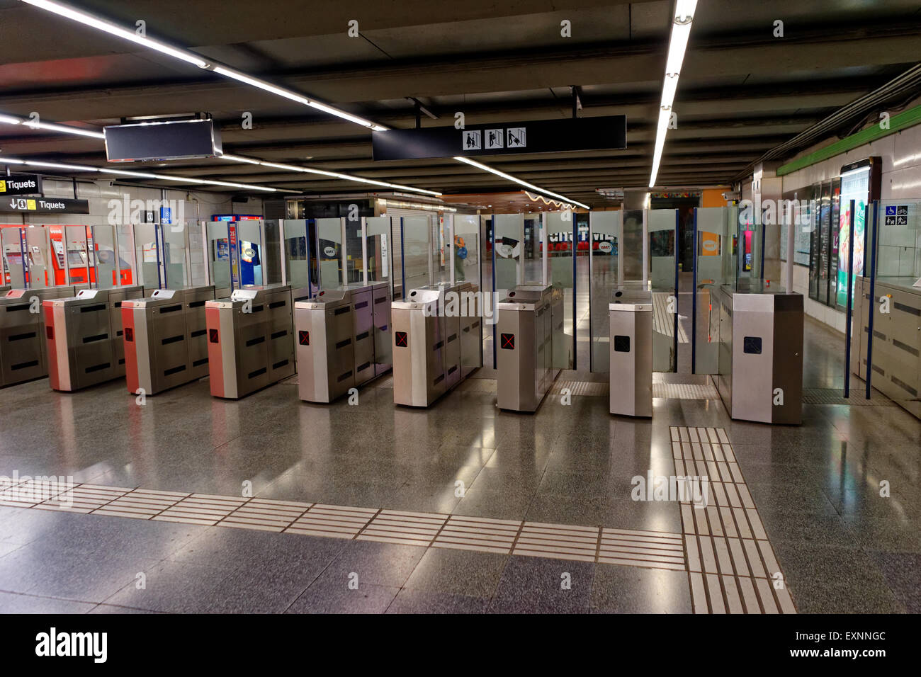 Barcelona subway station hi-res stock photography and images - Alamy