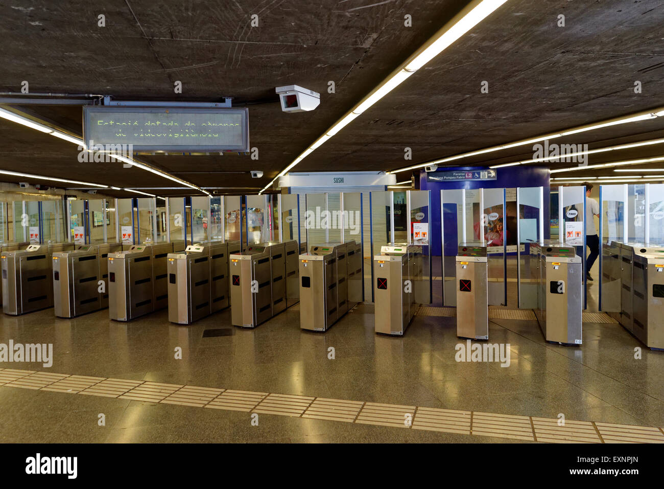 barcelona underground station Stock Photo - Alamy