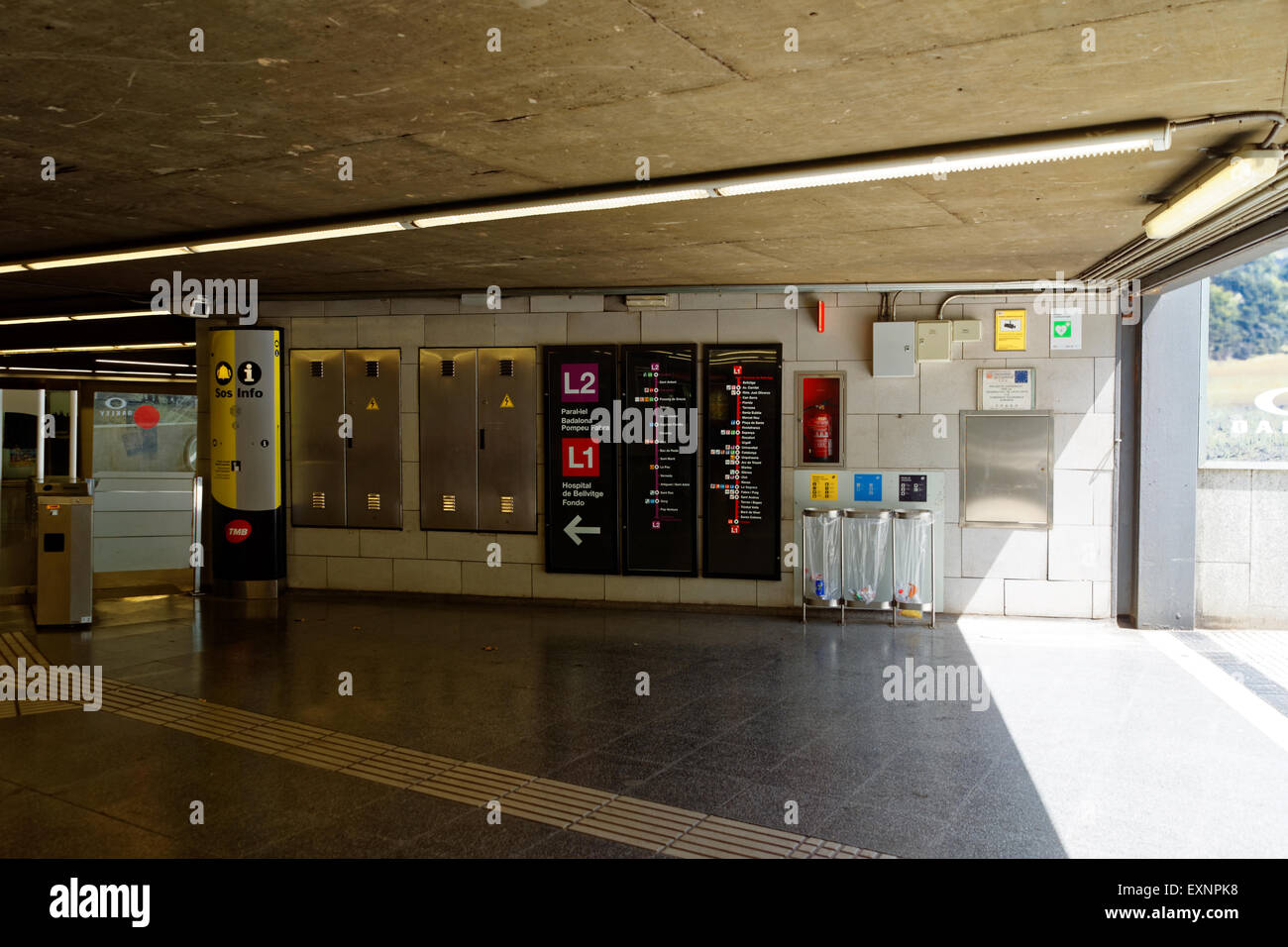 barcelona underground station Stock Photo - Alamy