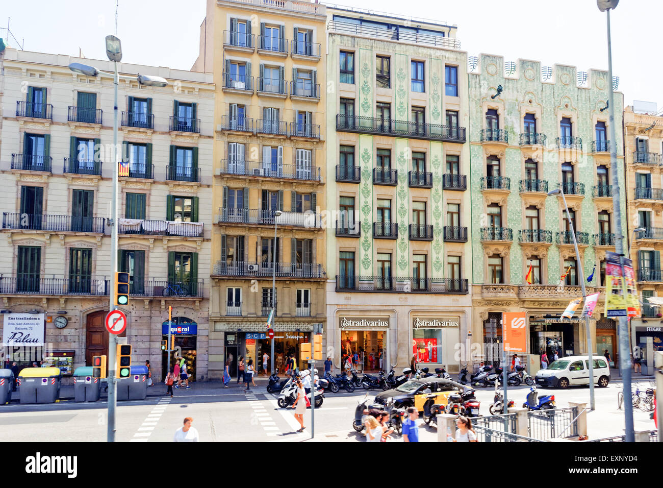 street scene barcelona spain Stock Photo - Alamy
