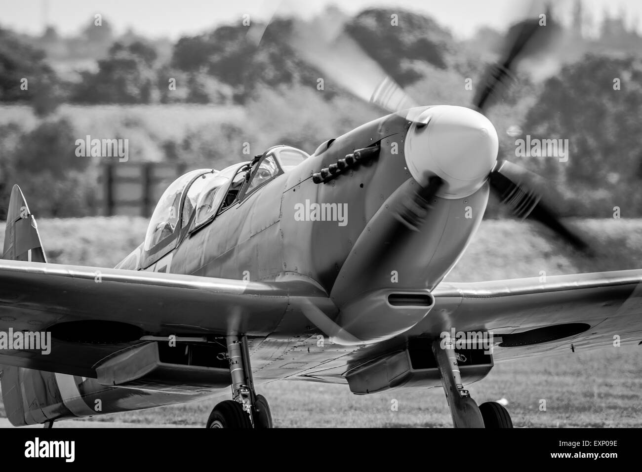 Battle of britain spitfire Black and White Stock Photos & Images - Alamy