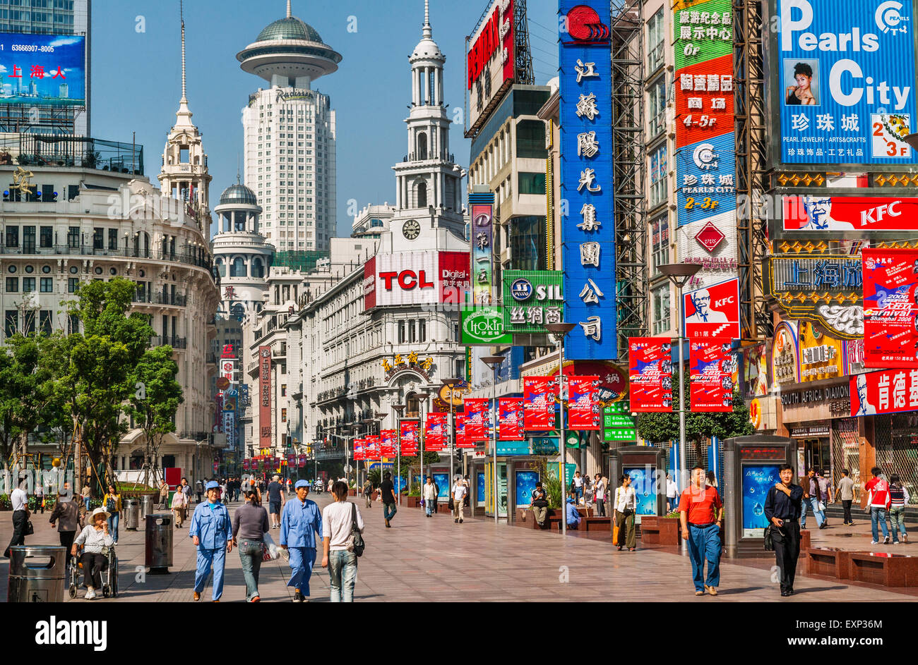China, Shanghai, Nanjing Road pedestrian mall Stock Photo - Alamy