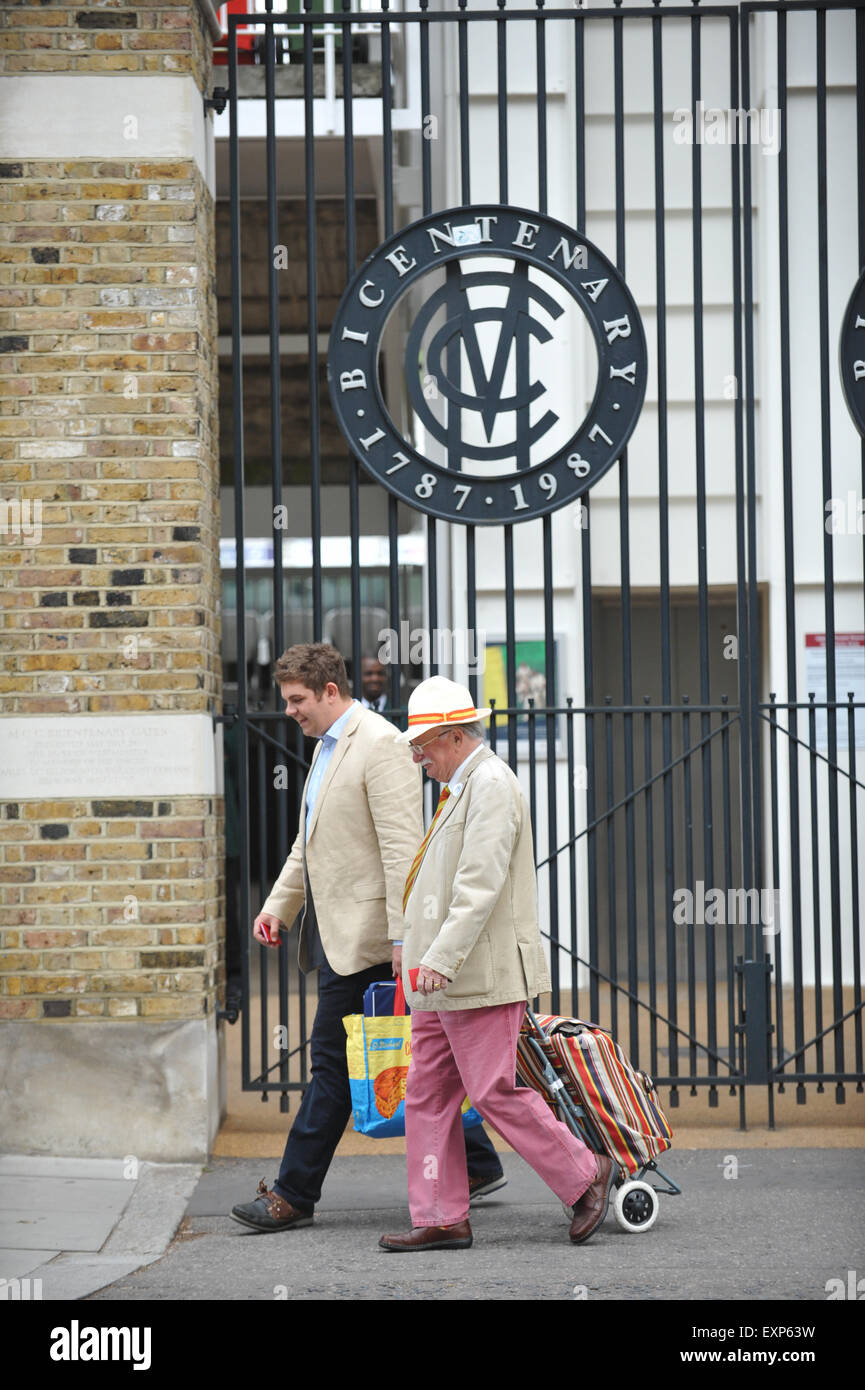 Lord's Test Cricket match queue members queuing Stock Photo - Alamy