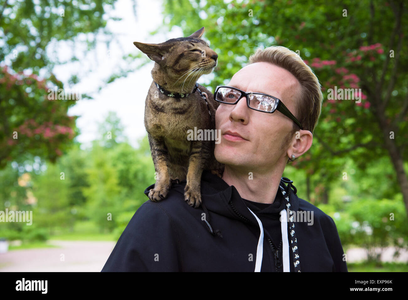 Man with cat on shoulder hi-res stock photography and images - Alamy
