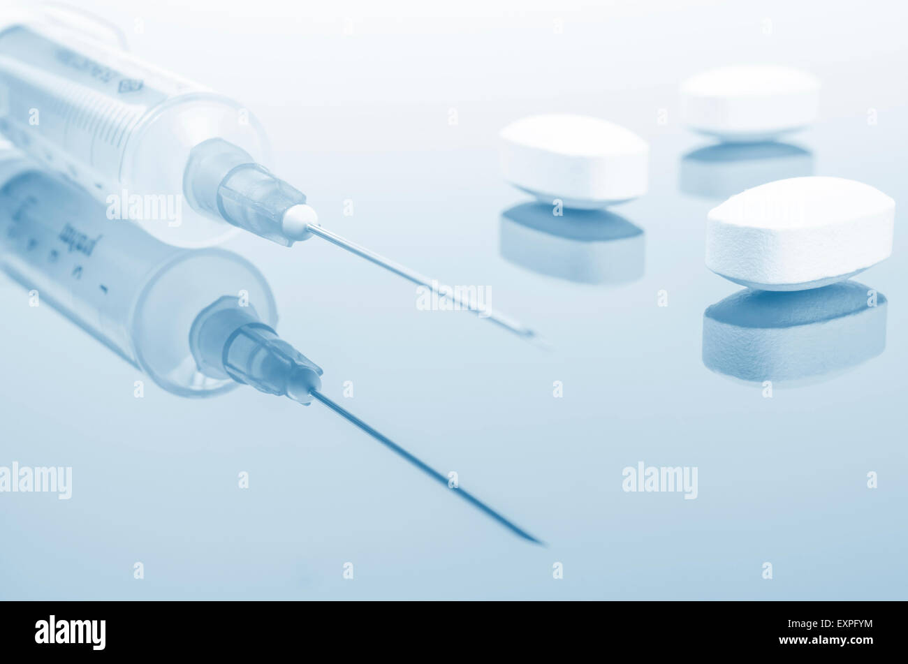 Close-up of medicine tablets and syringe Stock Photo - Alamy