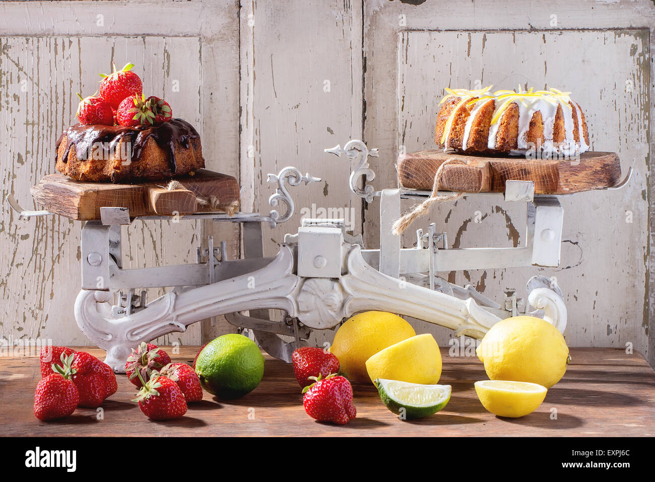 Food scales fruit cake hi-res stock photography and images - Alamy