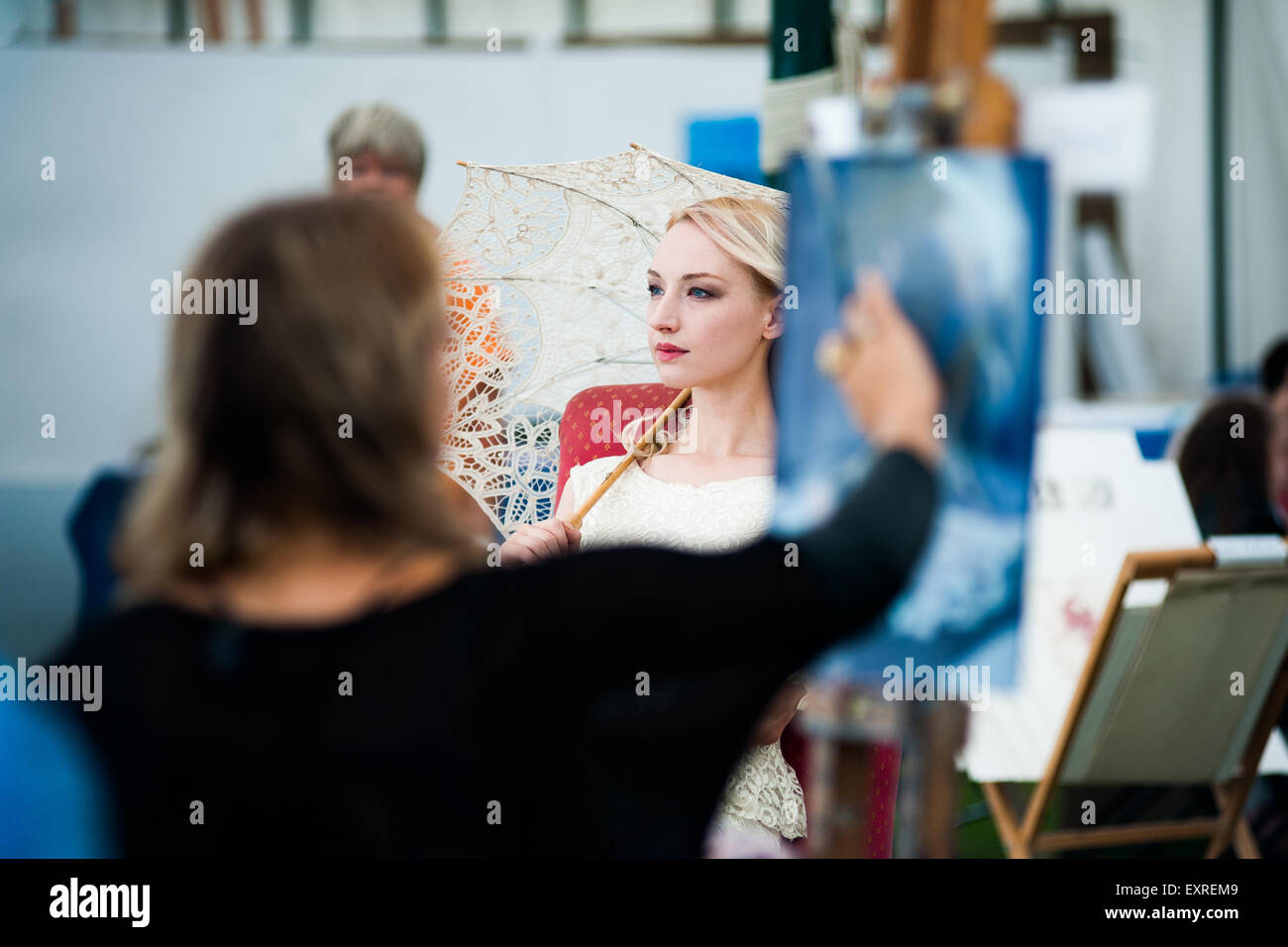 Life model art class hi-res stock photography and images - Alamy