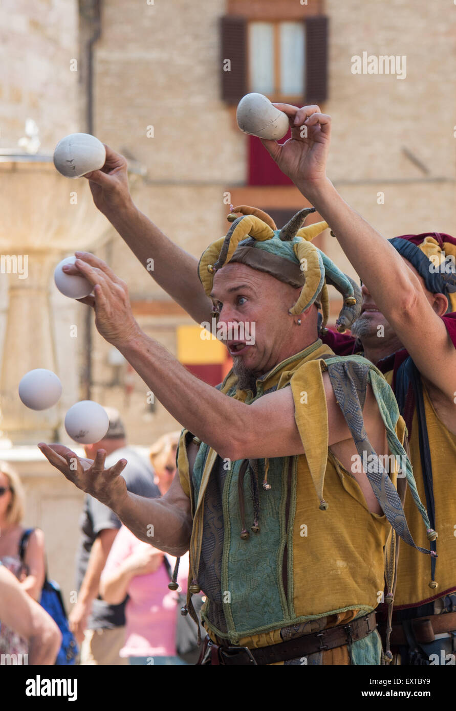 Juggler medieval hi-res stock photography and images - Alamy