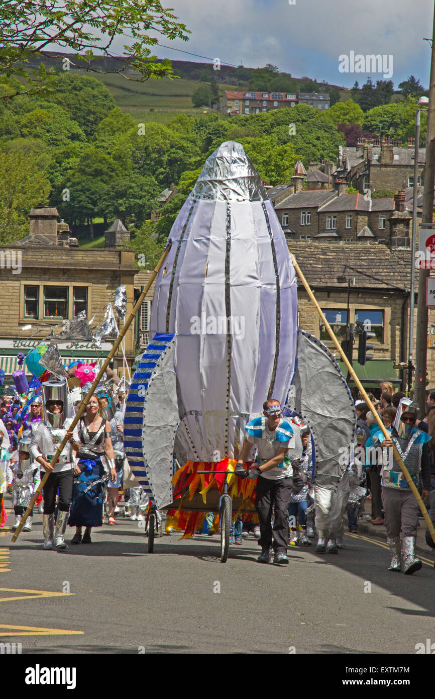 Colorful parade float hi-res stock photography and images - Alamy