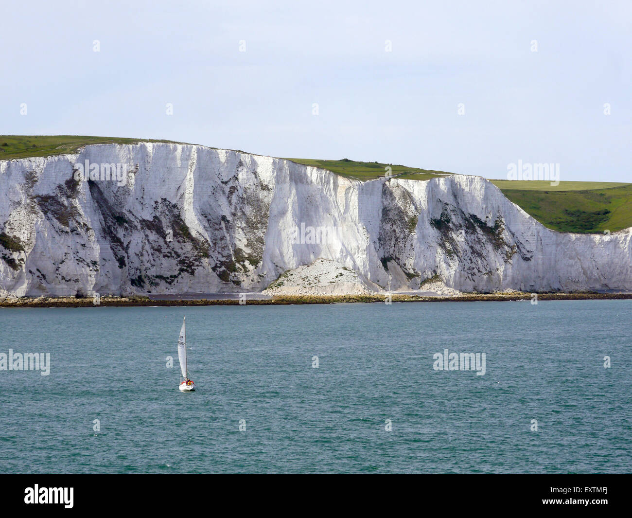 Dover, Great Britain. 19th June, 2015. View of the chalk cliffs along ...