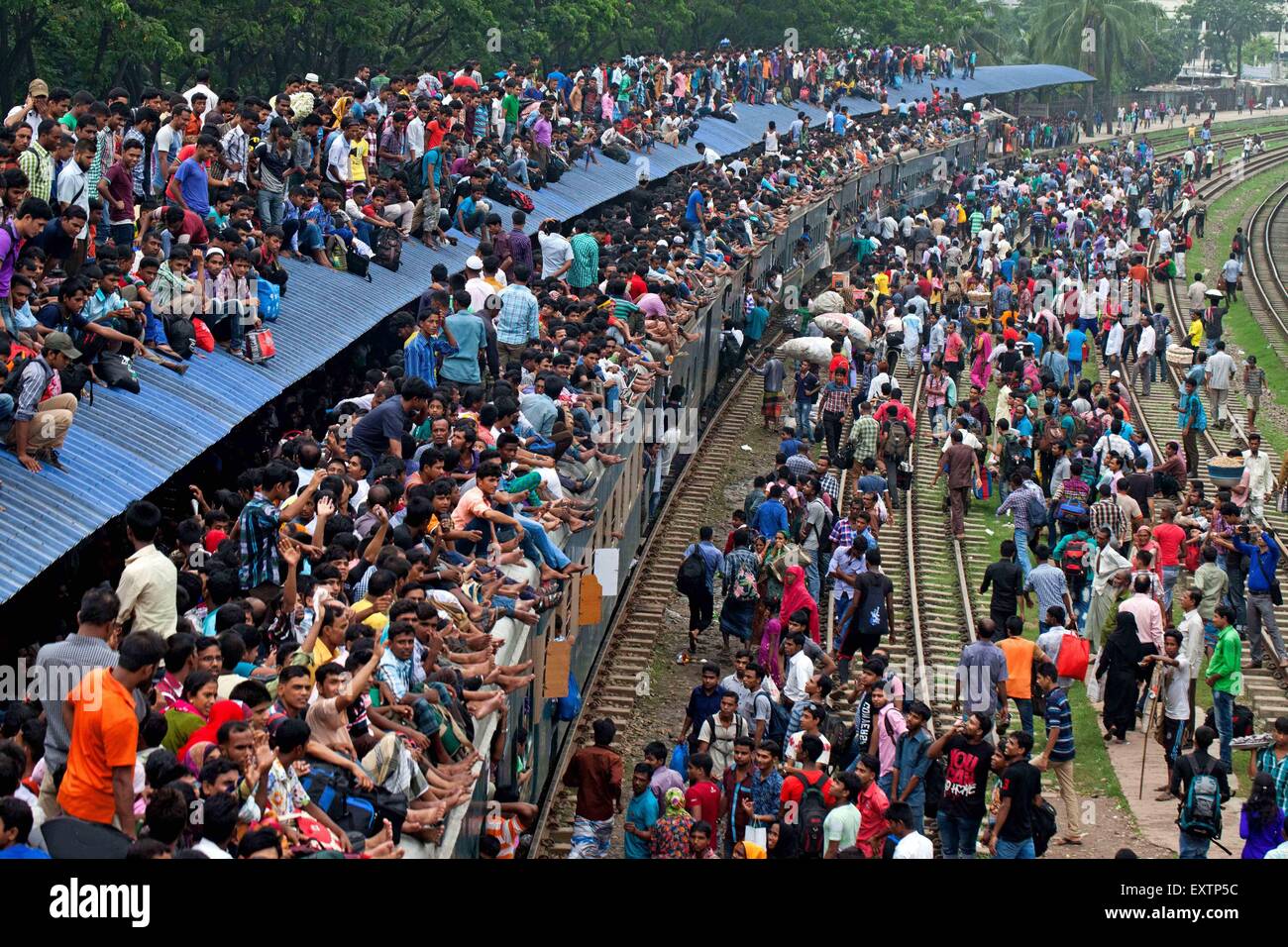 Bangladesh train crowd hi-res stock photography and images - Alamy