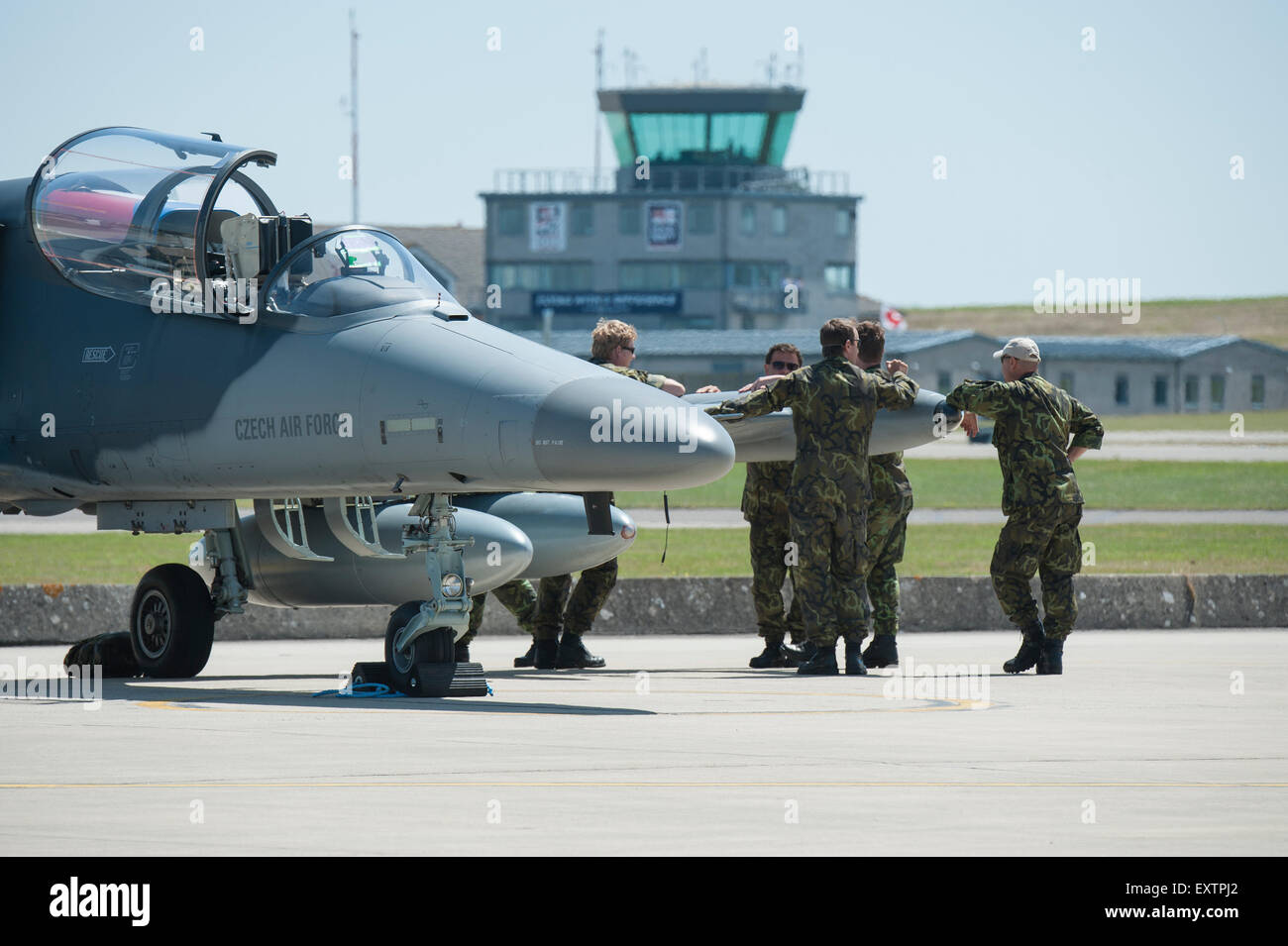 Air fighter on ground hi-res stock photography and images - Alamy
