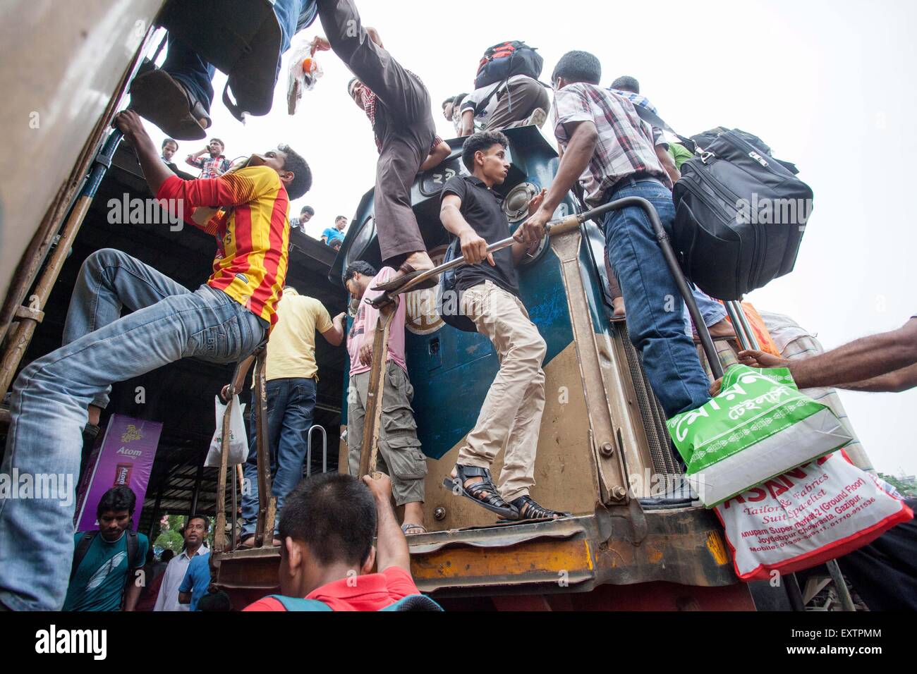 Dhaka, Bangladesh. 16th July, 2015. Muslim Homebound people crowd on ...