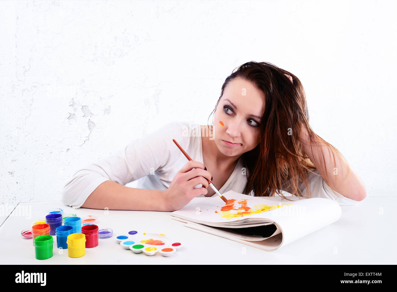 Artist thinking hi-res stock photography and images - Alamy