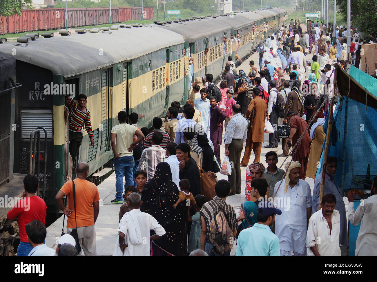 Pakistan train crowd hi-res stock photography and images - Alamy