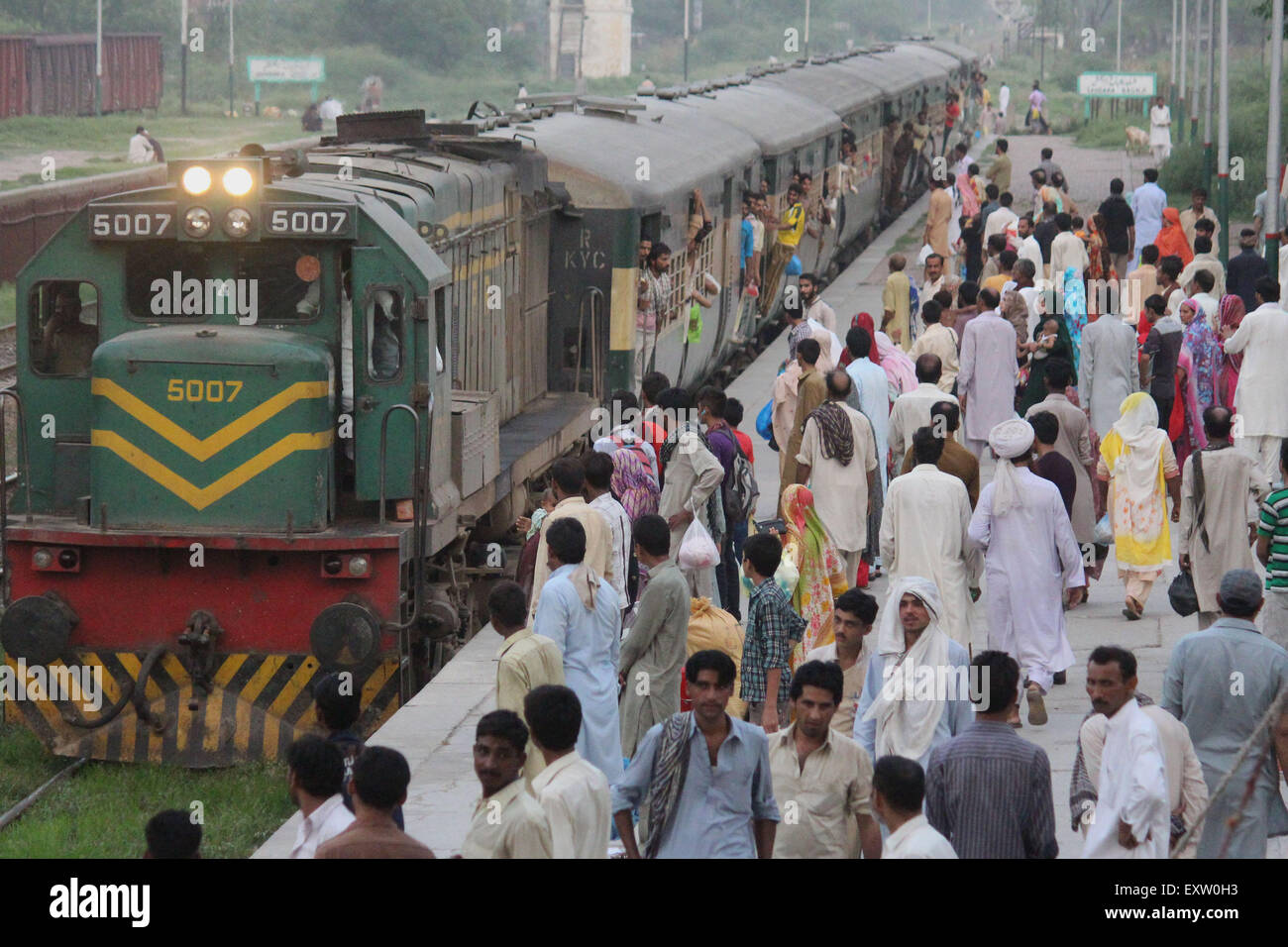 Pakistan train crowd hi-res stock photography and images - Alamy