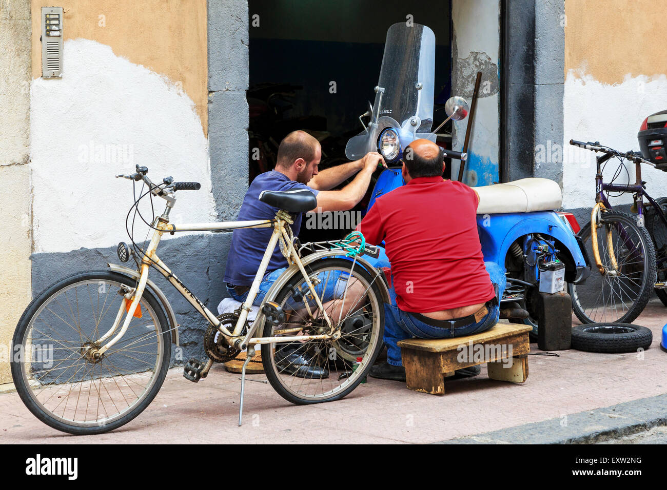 Old mechanics garage hi-res stock photography and images - Alamy