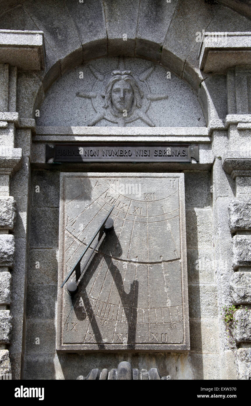 Sundial fountain detail at Powercourt Garden in Ireland Stock Photo - Alamy