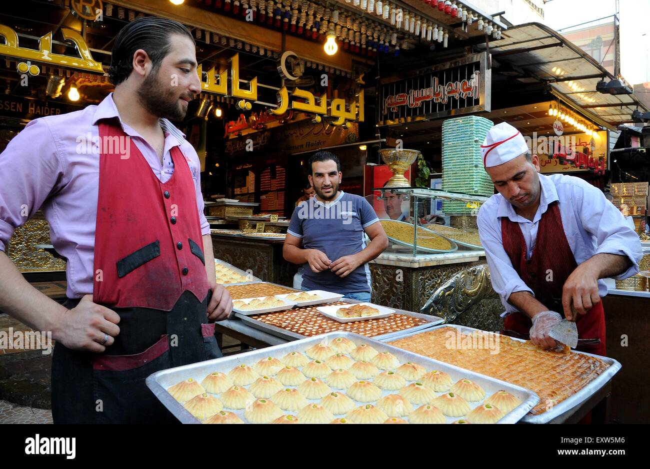 Damascus, Syria. 16th July, 2015. Syrians prepare food at a marketplace ...