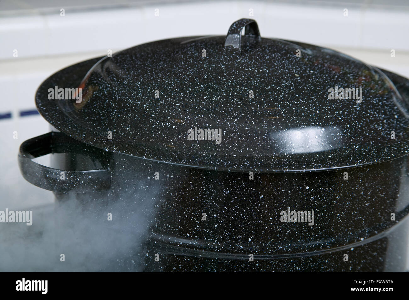 Condensation on lid of cooking pot hi-res stock photography and images ...