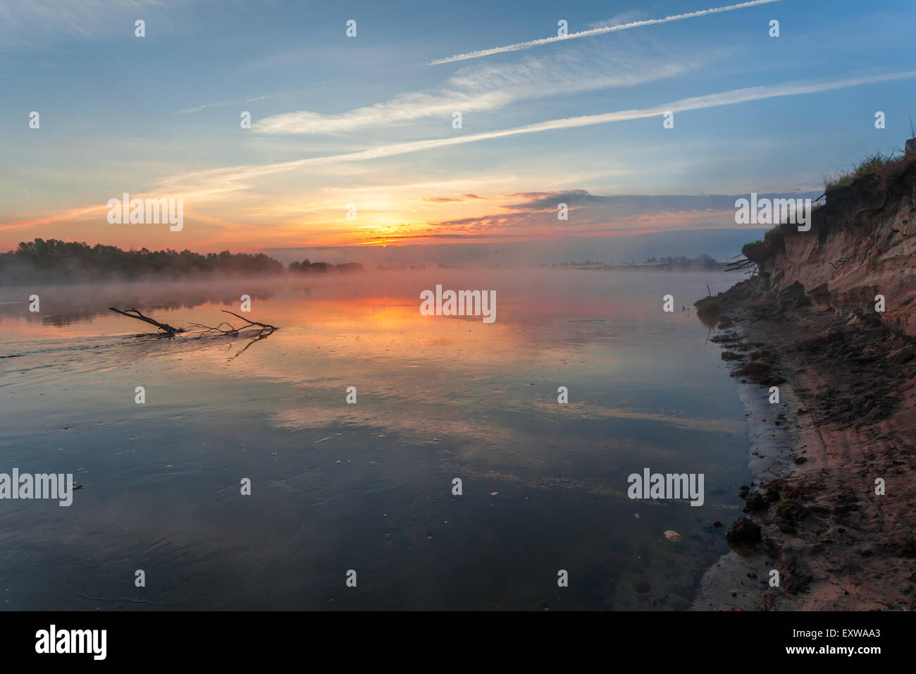 Sky and dawn reflection of daylight hi-res stock photography and images ...