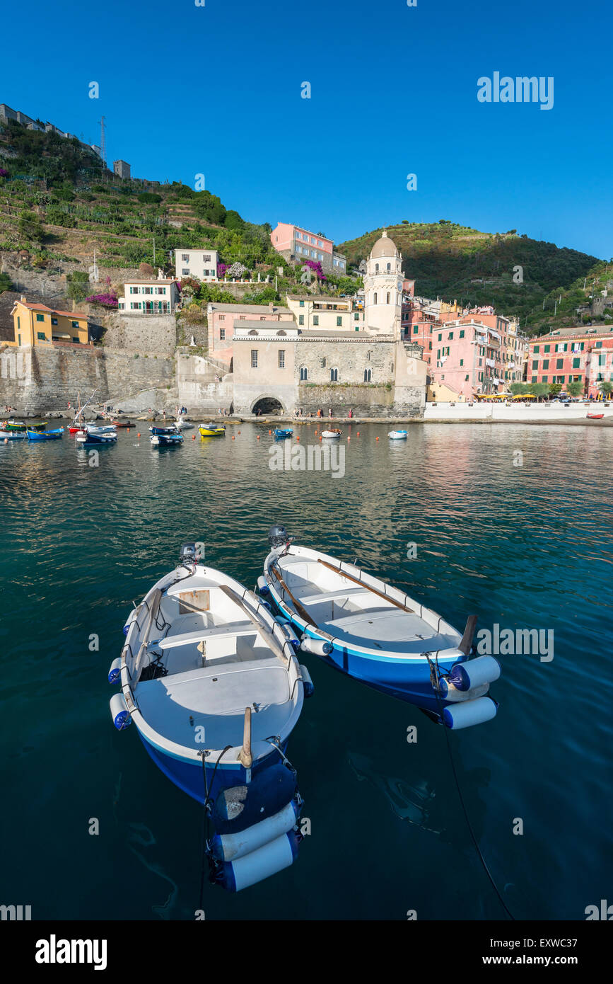 Fishing boats in the harbour, Vernazza, UNESCO World Heritage Site ...