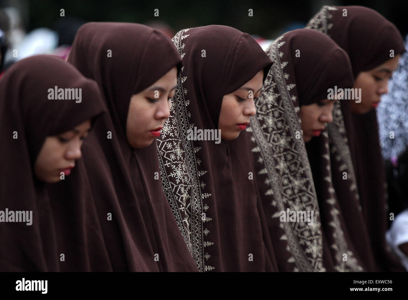 Quezon City, Philippines. 17th July, 2015. Muslim women pray at a park ...