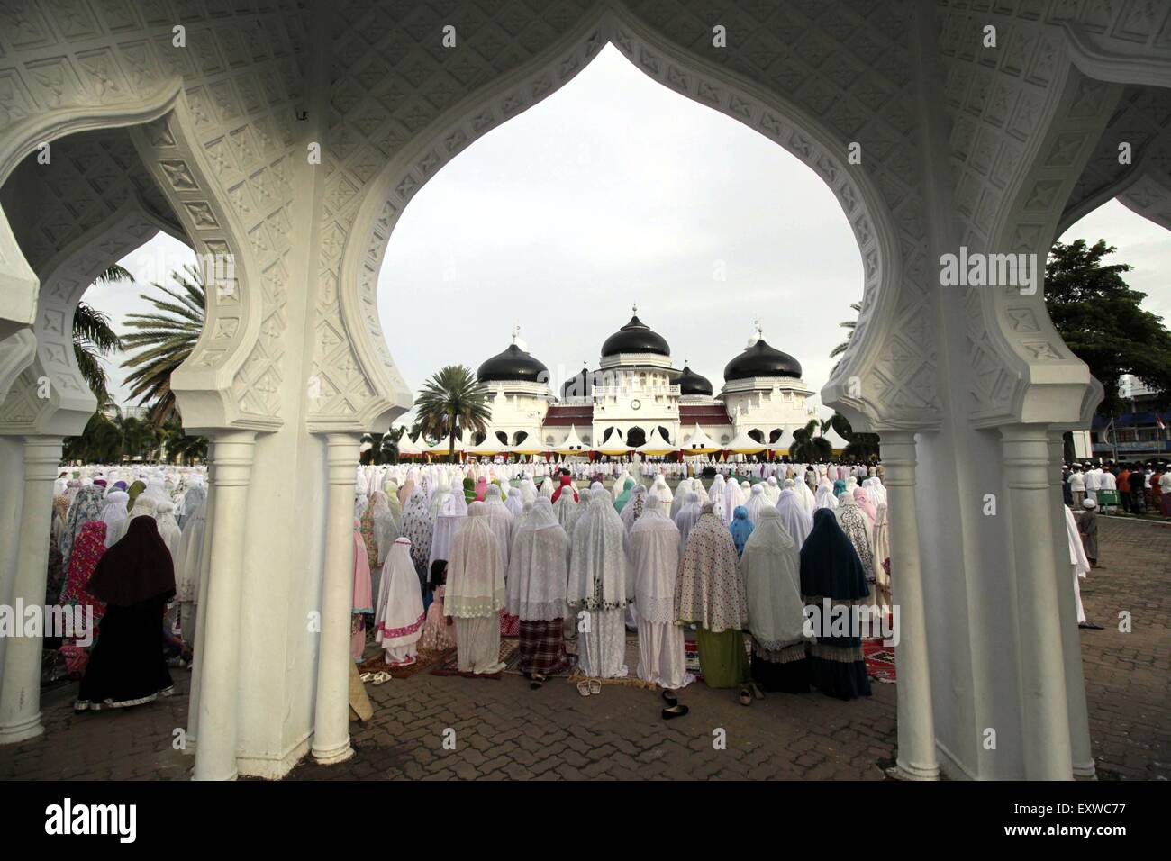 Indonesian muslim women pray during hi-res stock photography and images ...