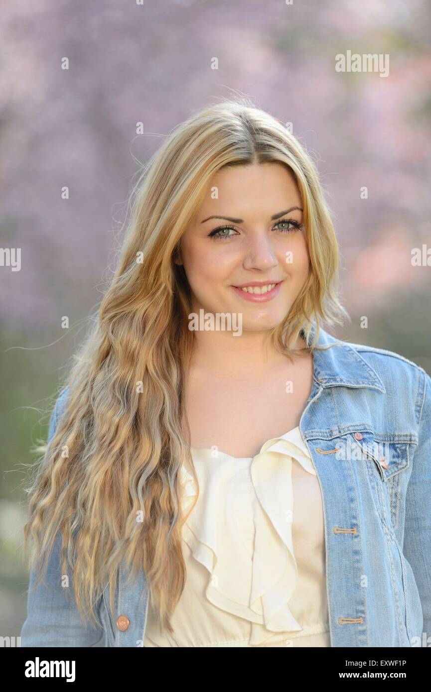 Portrait portraits outside outdoors hi-res stock photography and images ...