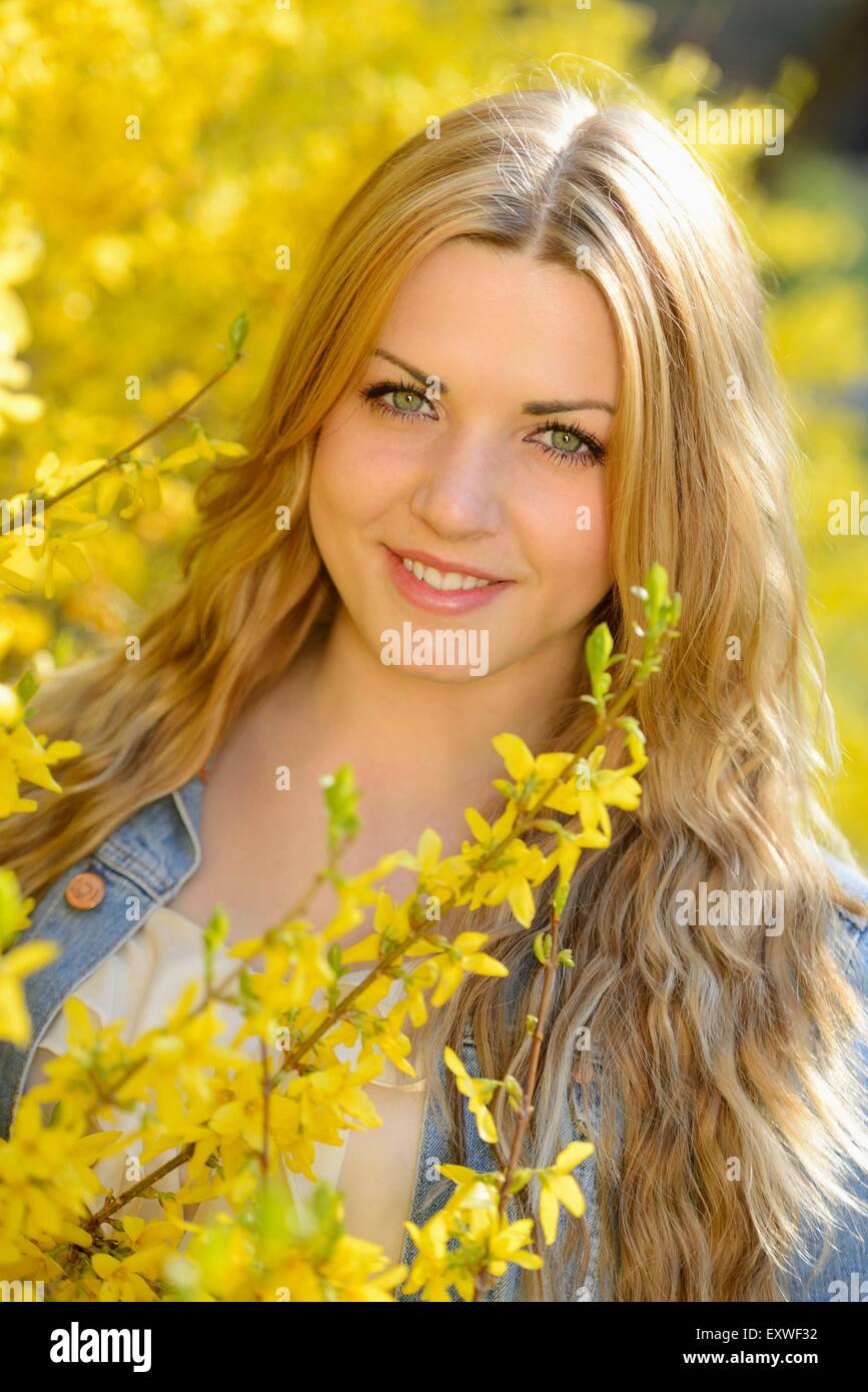 Woman with yellow hair colour hi-res stock photography and images - Alamy