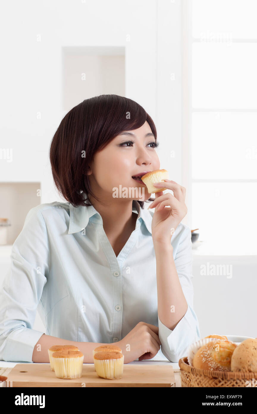Cutting bread woman hi-res stock photography and images - Alamy