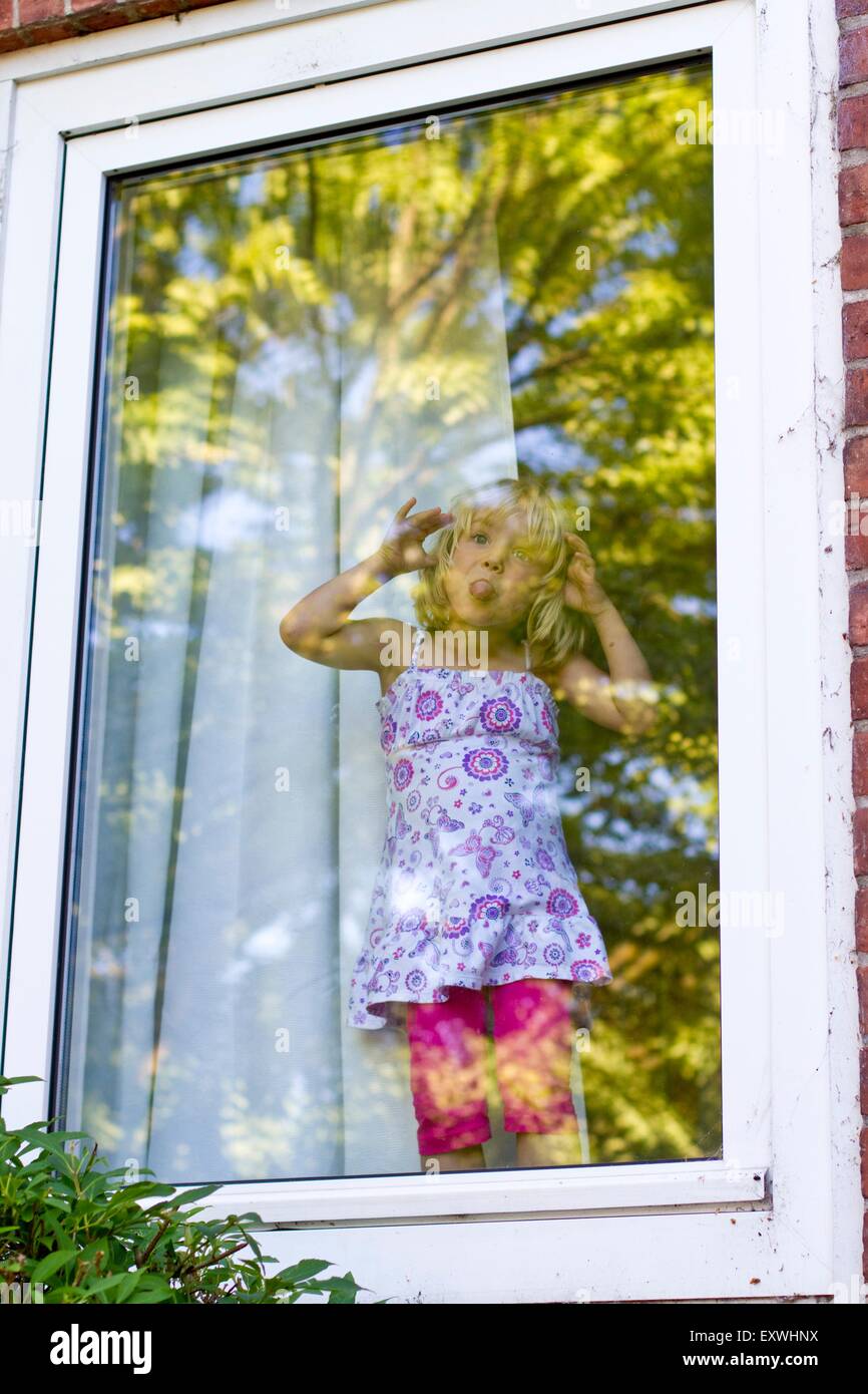 Children sticking out tongues hi-res stock photography and images - Alamy